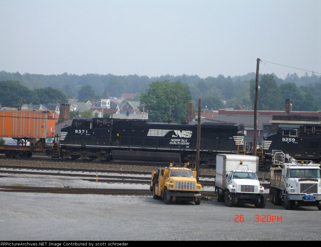 NS 9371 trails as the 3rd unit in WB NS 21J